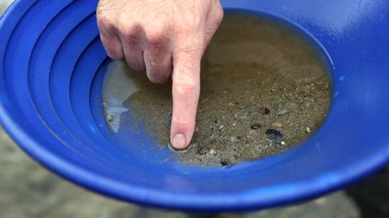 Goldwaschen in der Schweiz - Ein Erlebnis für Jung und Alt